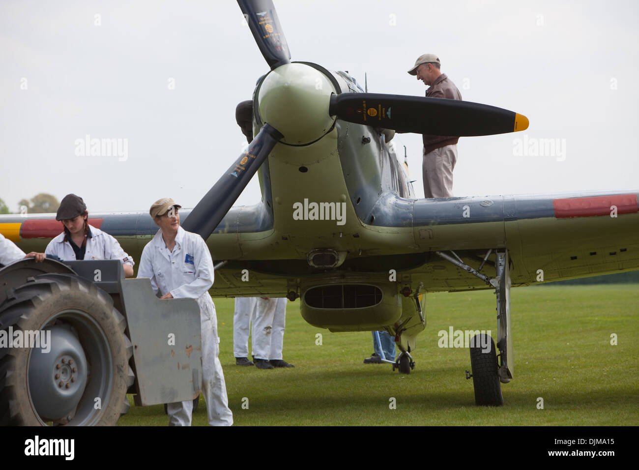 Raf ground crew ww2 hi-res stock photography and images - Alamy