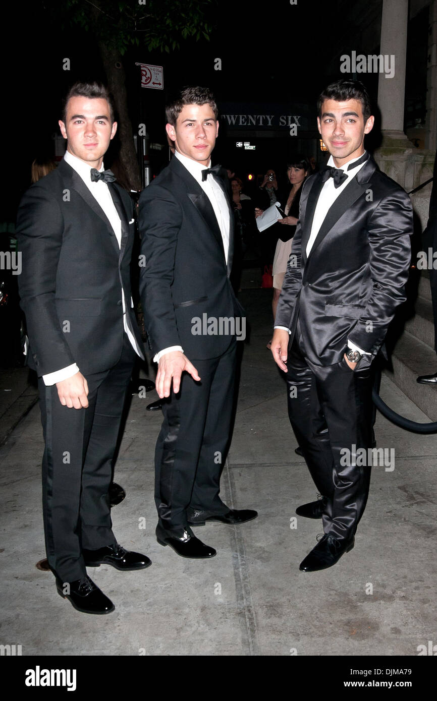 Joe jonas nick jonas 2012 hi-res stock photography and images - Alamy