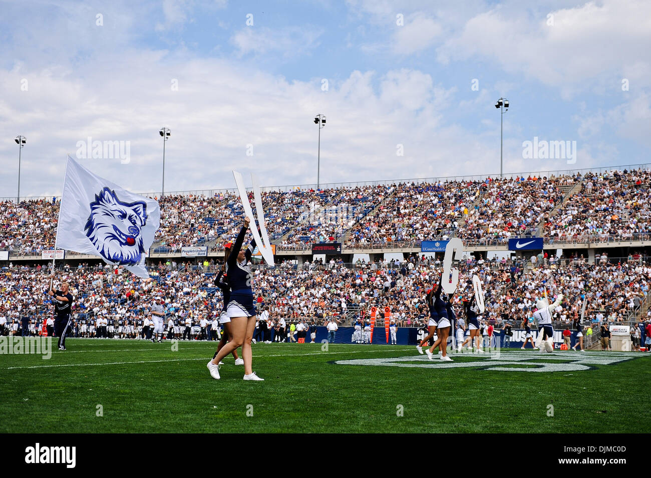 Uconn cheerleaders hi-res stock photography and images - Alamy