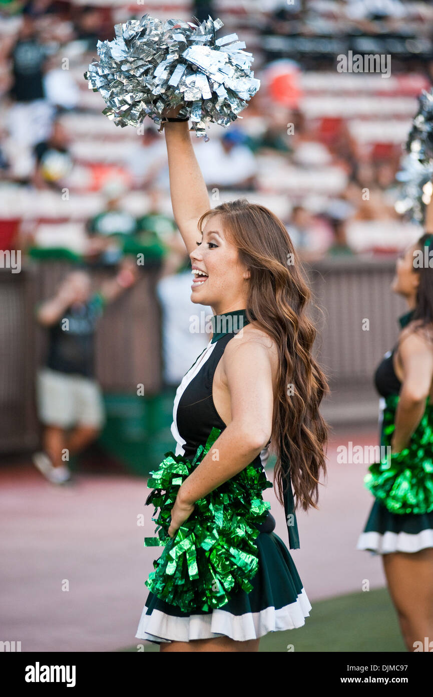 University of hawaii cheerleader hi-res stock photography and images ...