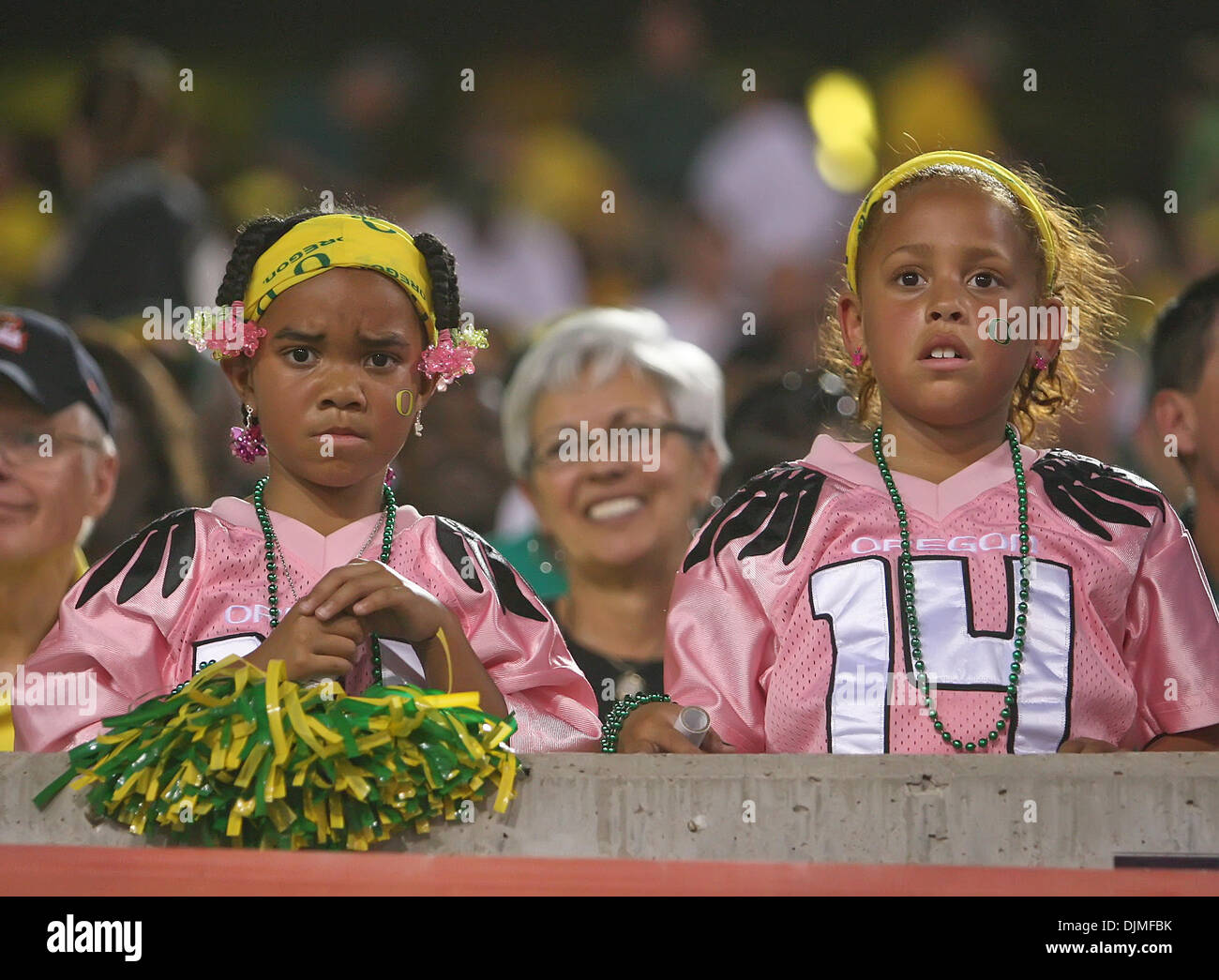 Oregon football stadium fans eugene hi-res stock photography and images ...