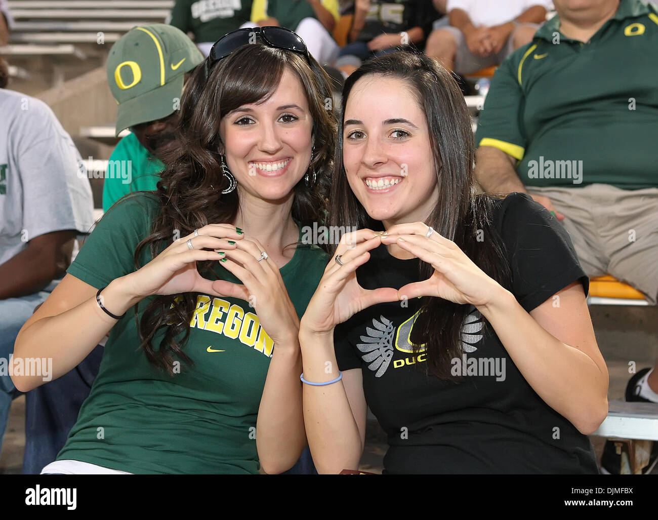 Oregon football stadium fans eugene hi-res stock photography and images ...