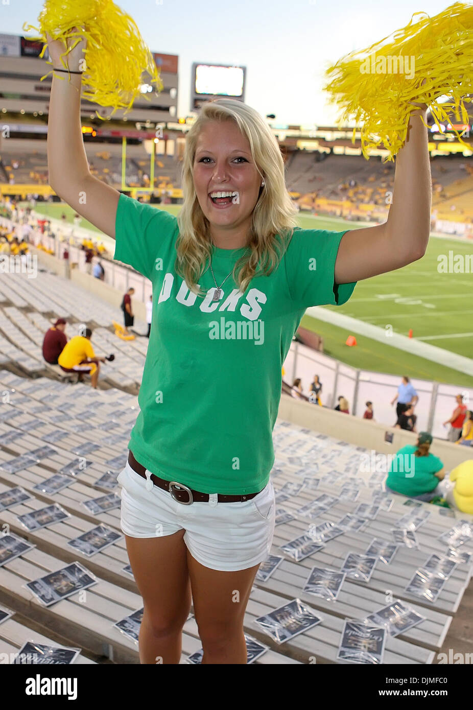 Oregon football stadium fans eugene hi-res stock photography and images ...