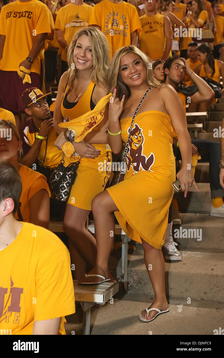 Oregon football stadium fans eugene hi-res stock photography and images ...