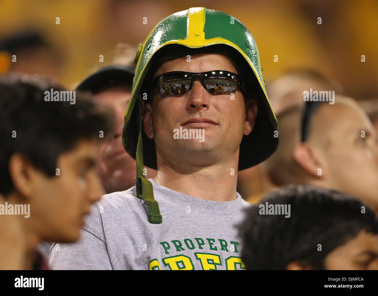 Oregon football stadium fans eugene hi-res stock photography and images ...