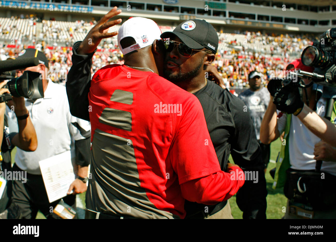 Pittsburgh steelers mike wallace after hi-res stock photography and ...