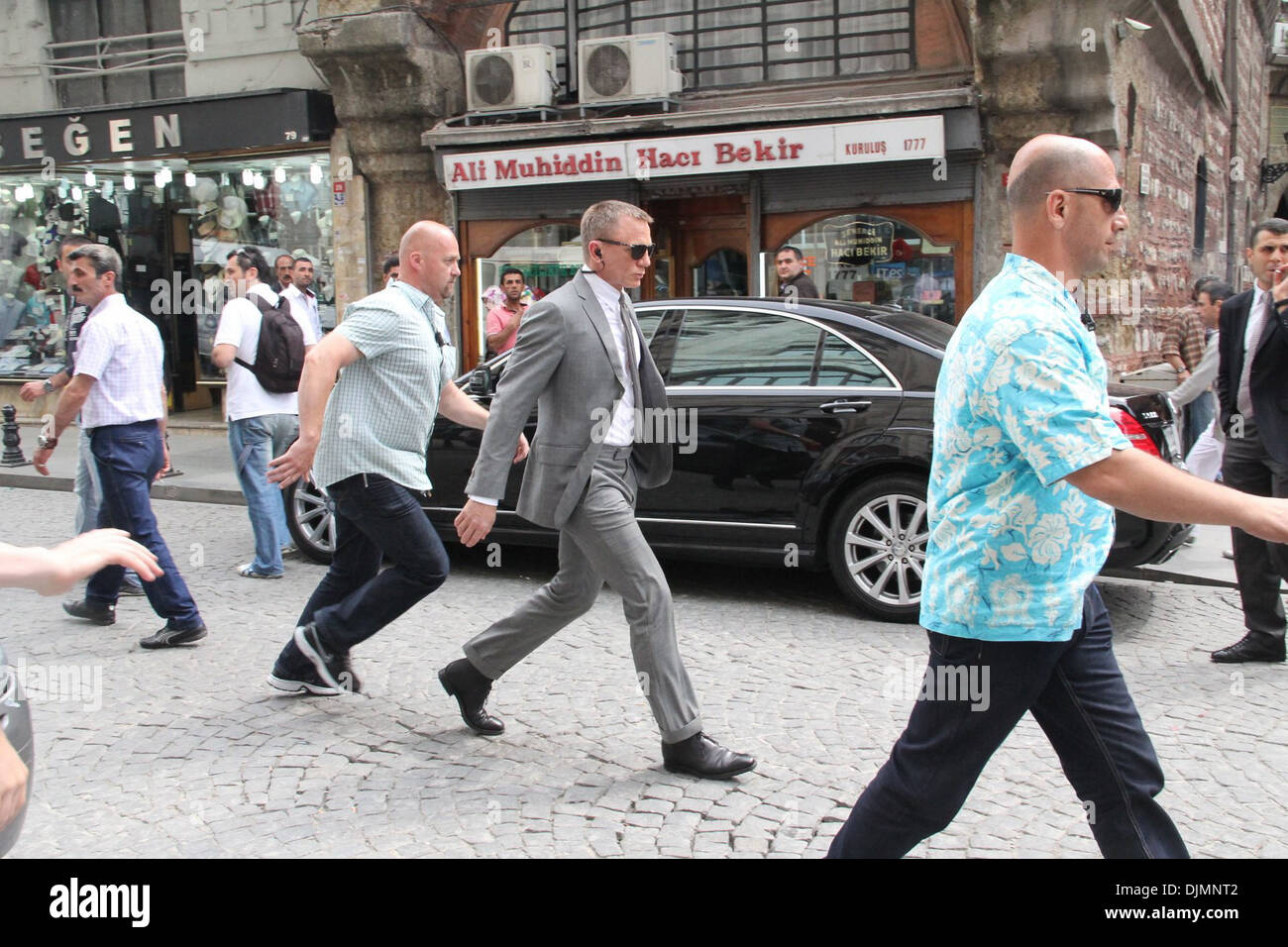 Daniel Craig filming scenes from latest James Bond 007 film 'Skyfall ...