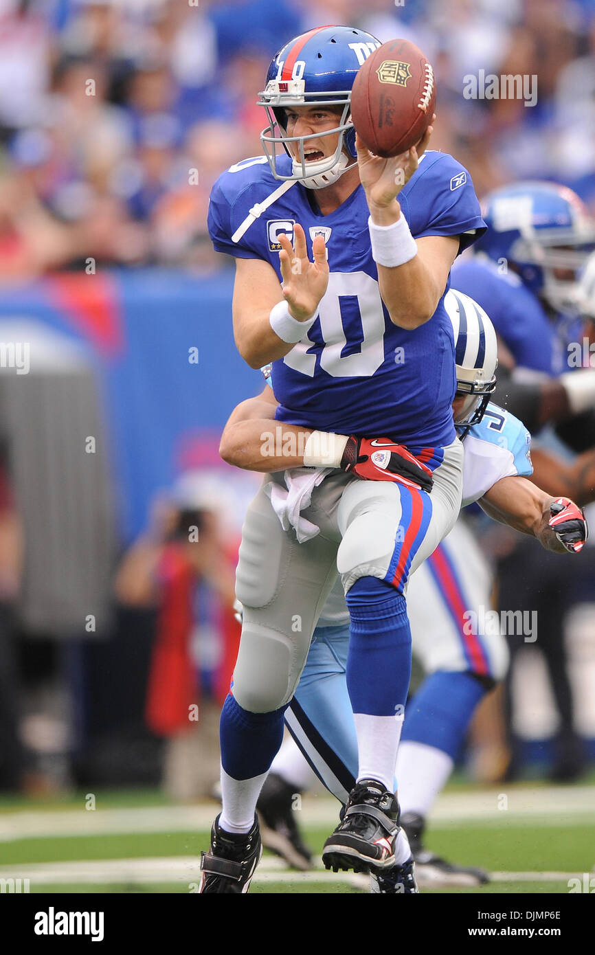 New York Giants quarterback Eli Manning (10) passes with his left off ...