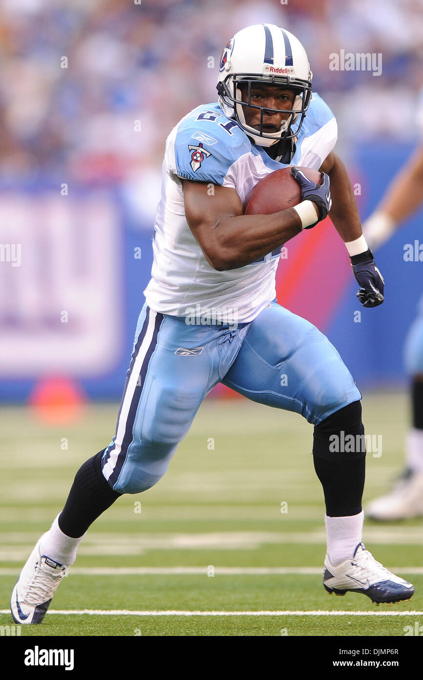 Tennessee Titans running back Javon Ringer (21) runs in the red zone ...