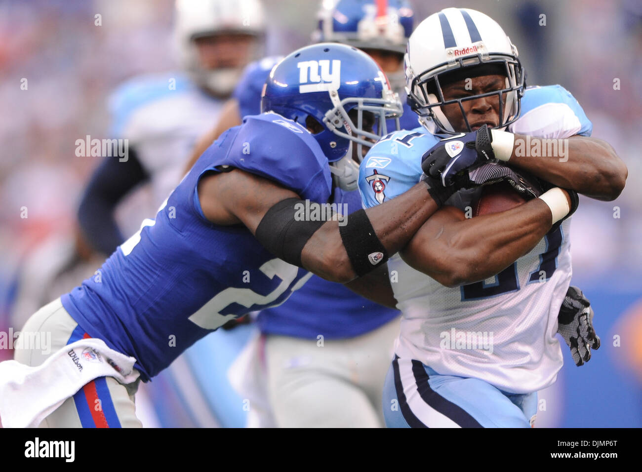 New York Giants safety Kenny Phillips (21) tackles Tennessee Titans ...