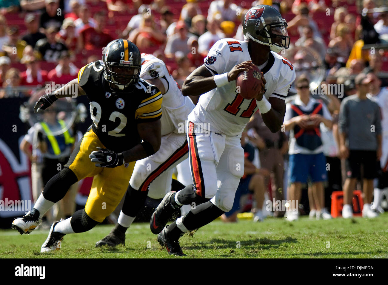 Pittsburgh steelers linebacker james harrison hi-res stock photography ...