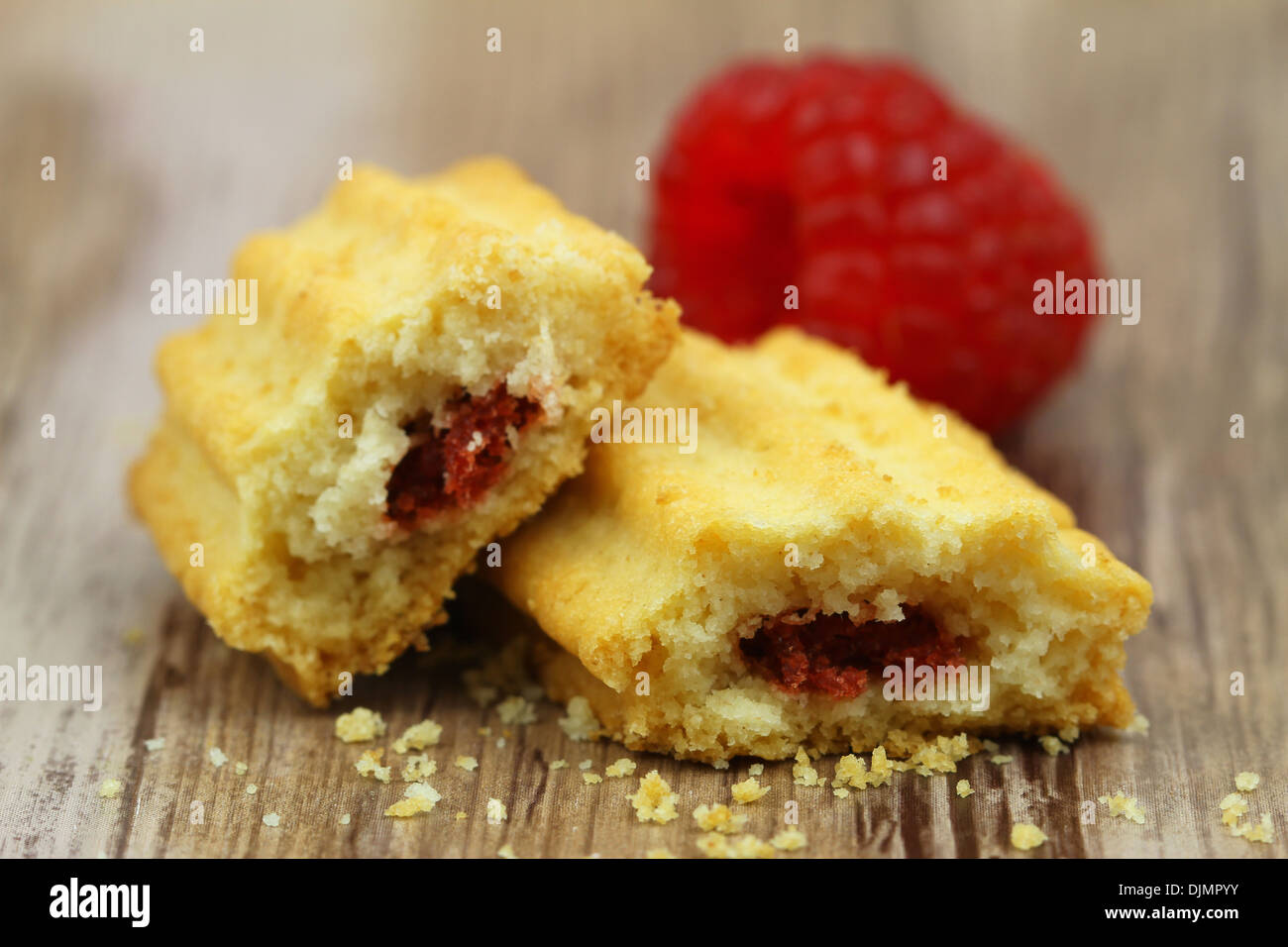 Crunchy cookies with raspberry filling, close up Stock Photo - Alamy