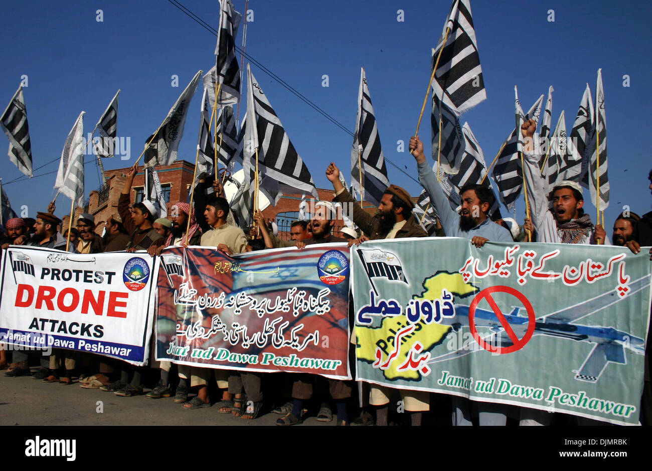 Peshawar, Pakistan. 29th Nov, 2013. Supporters of Jamaat-e-Islami party ...