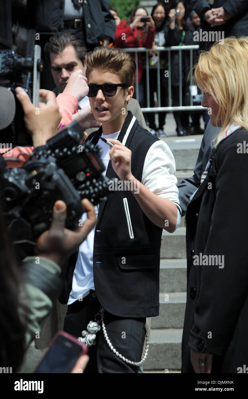 Justin Bieber signs autographs and pose with fans as he exits 3rd ...