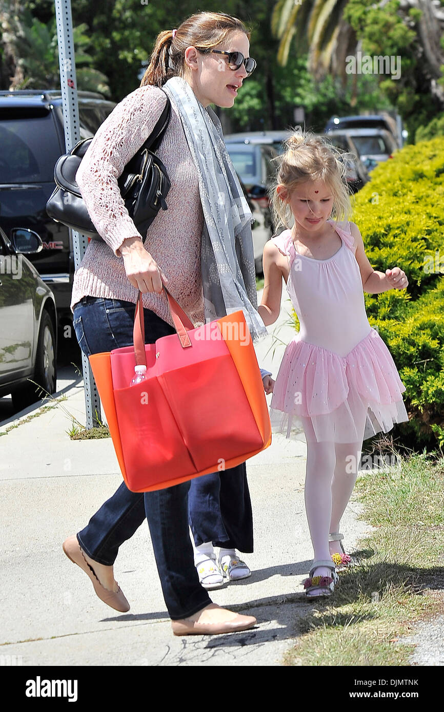 Jennifer Garner and daughter Violet Affleck are seen heading to ballet ...