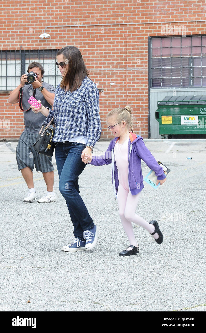 Jennifer Garner and Violet Affleck Jennifer Garner picks her daughter ...
