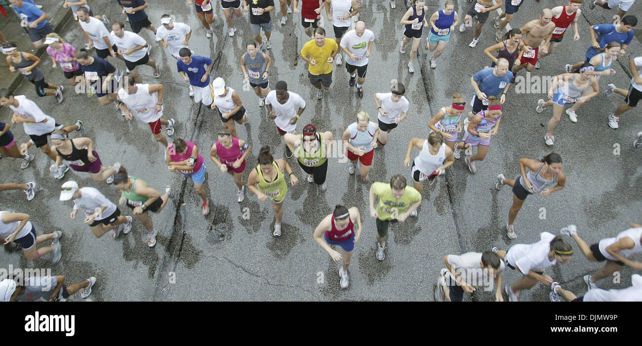 July 24, 2010 - Davenport, Iowa, U.S. - A large mass of runners makes ...