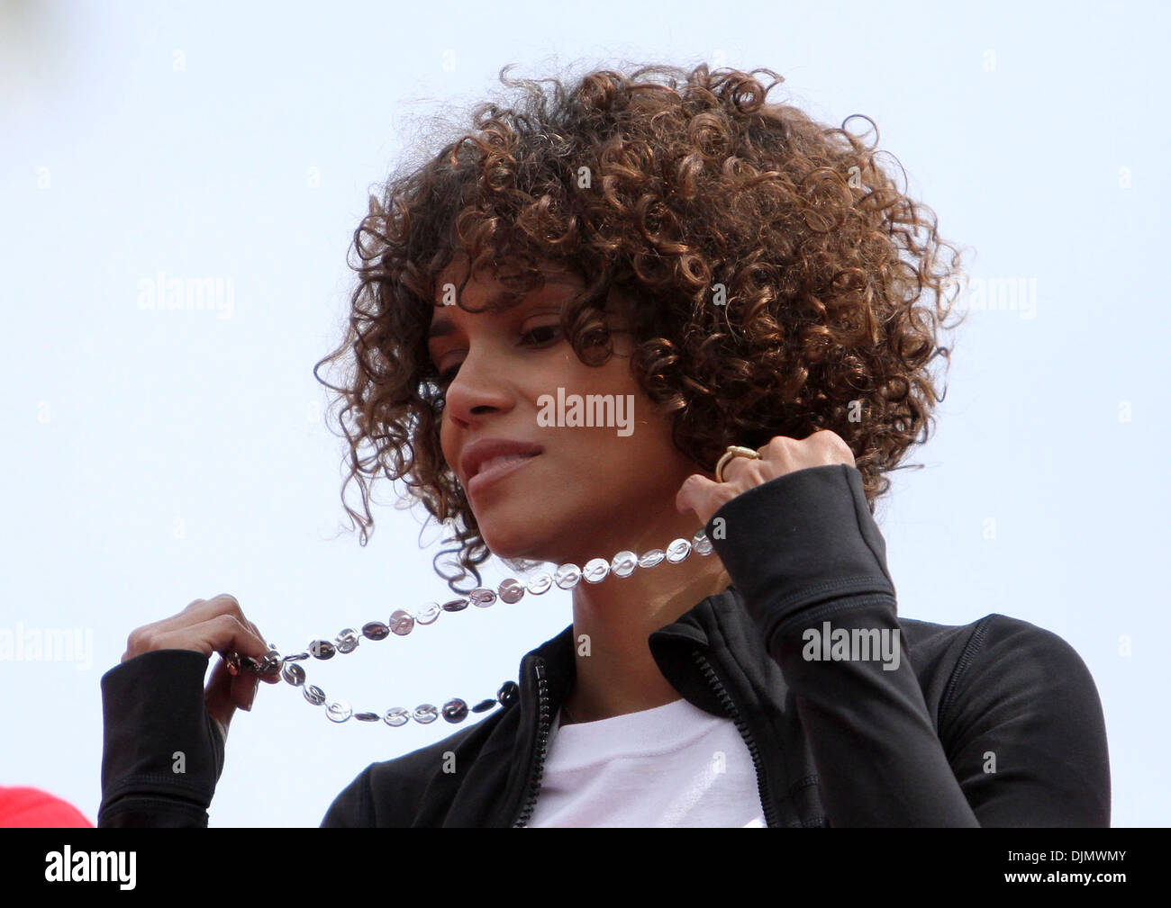 Halle Berry 19th Annual EIF Revlon Run Walk held at Los Angeles ...