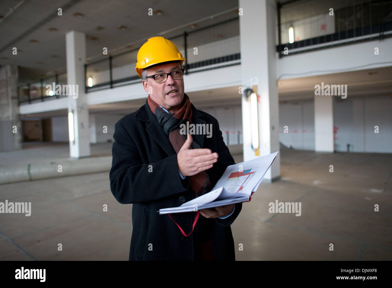 Project manager Peter Hinkel gives information at the construction site ...