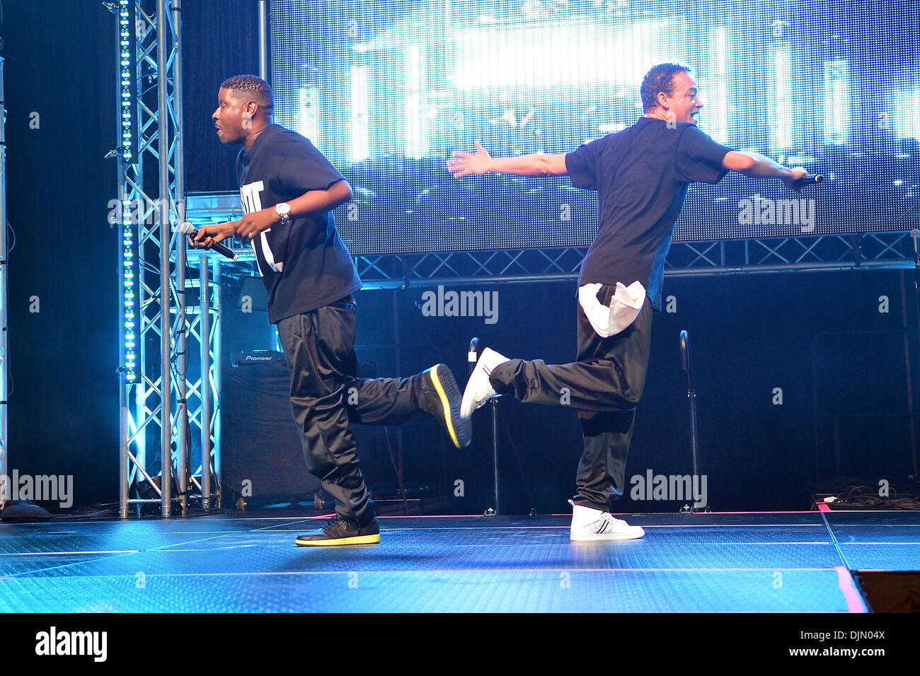 Kid (Christopher Reid) and Play (Christopher Martin) of Kid 'n Play ...