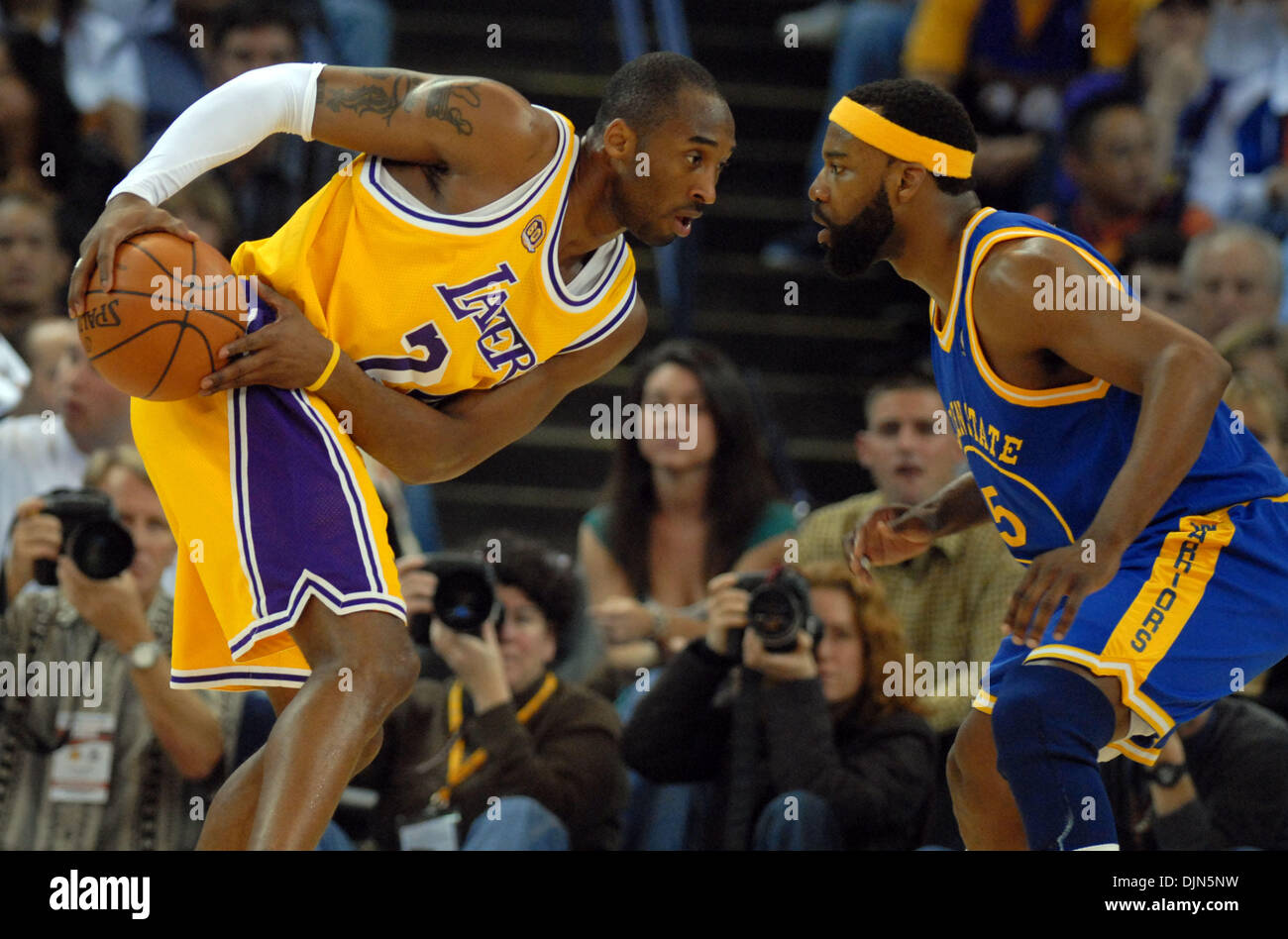 Warriors' Baron Davis makes a point of getting between the Lakers' Kobe ...