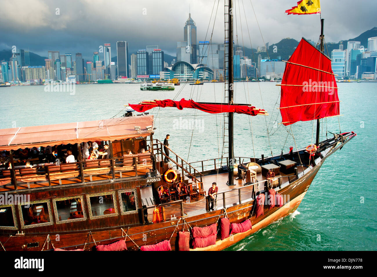 Traditional chinese wooden junk boat hi-res stock photography and ...