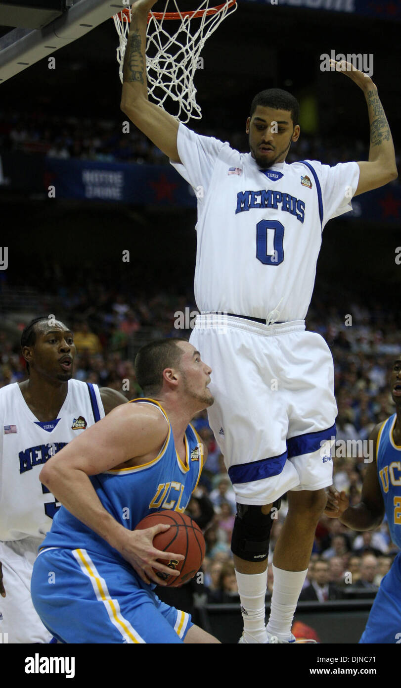 Apr 05, 2008 - San Antonio, Texas, USA - Tight defense by Memphis SHAWN ...