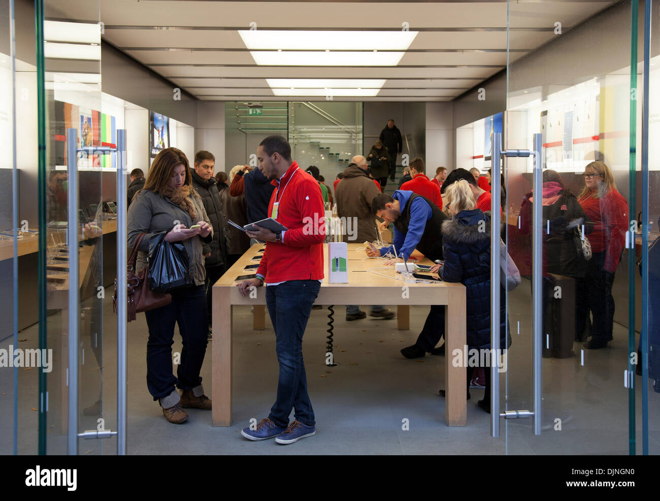 Apple Store In Liverpool One Stock Photos & Apple Store In Liverpool ...