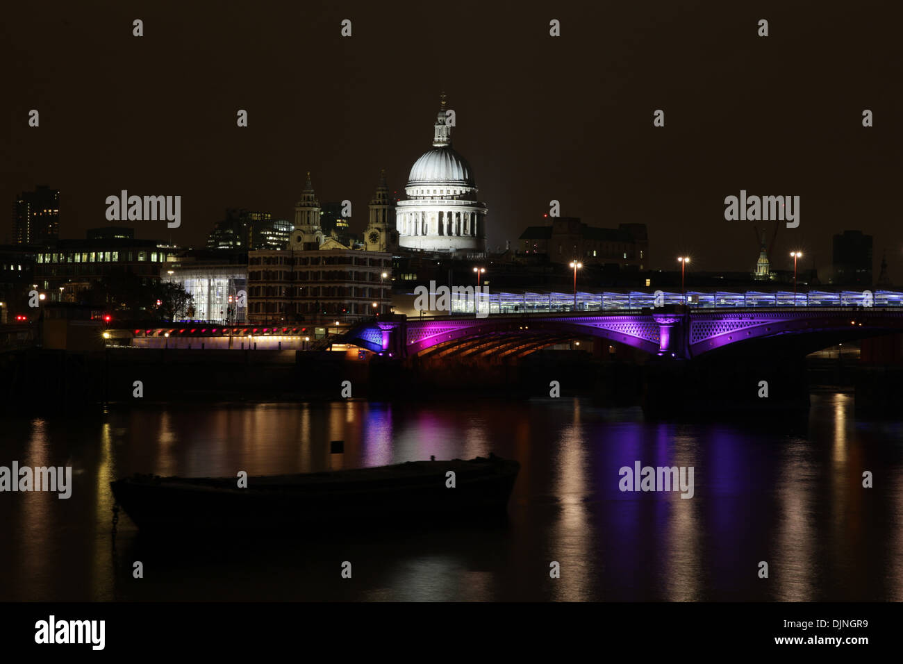 Big ben at night in the city of london hi-res stock photography and images - Alamy