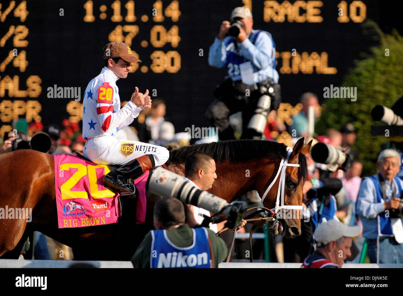 Kent Desormeaux aboard Big Brown gave a thumbs up as he headed to the ...