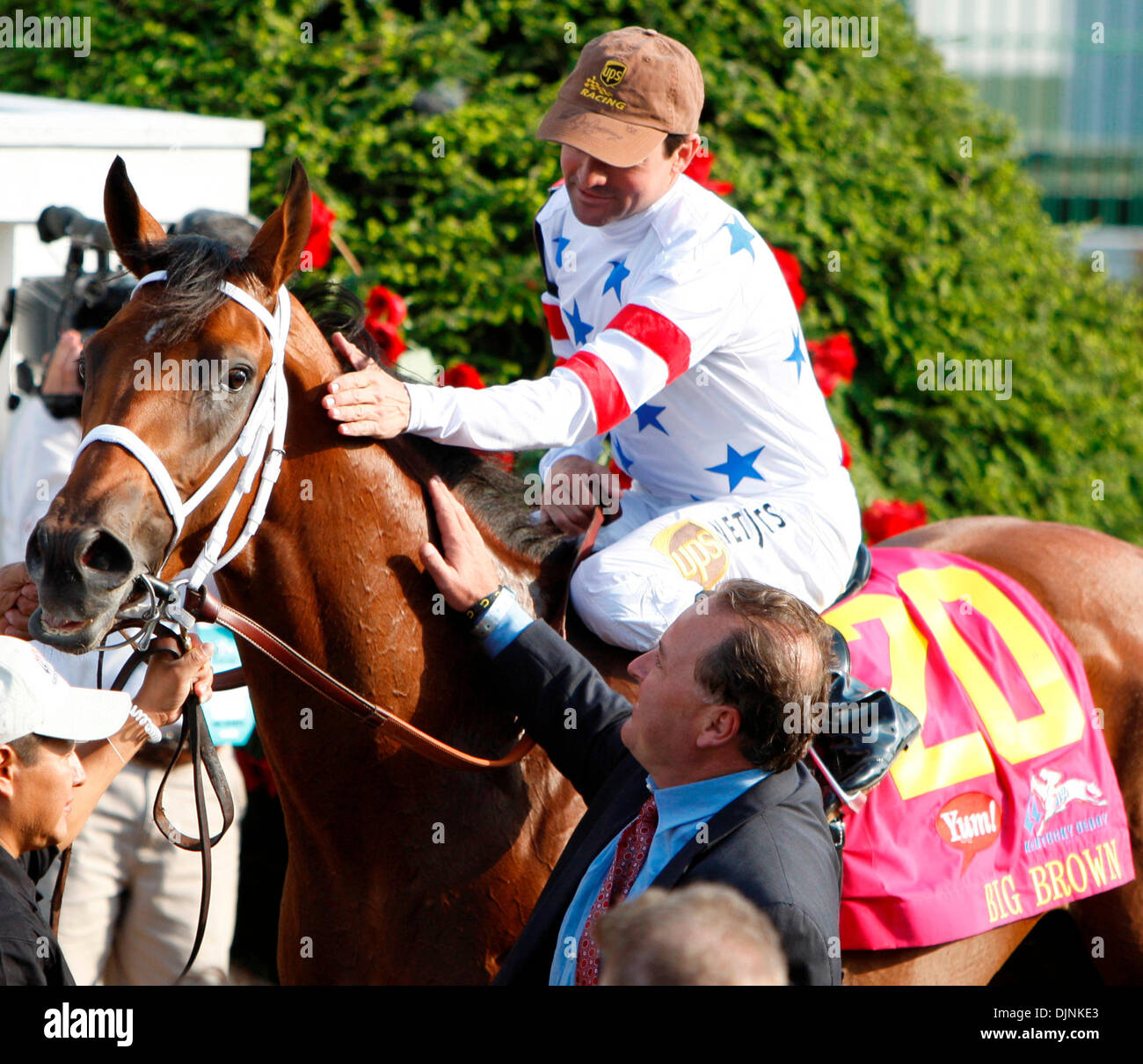Trainer Rick Dutrow and jockey Kent Desormeaux give Big Brown a pat on ...