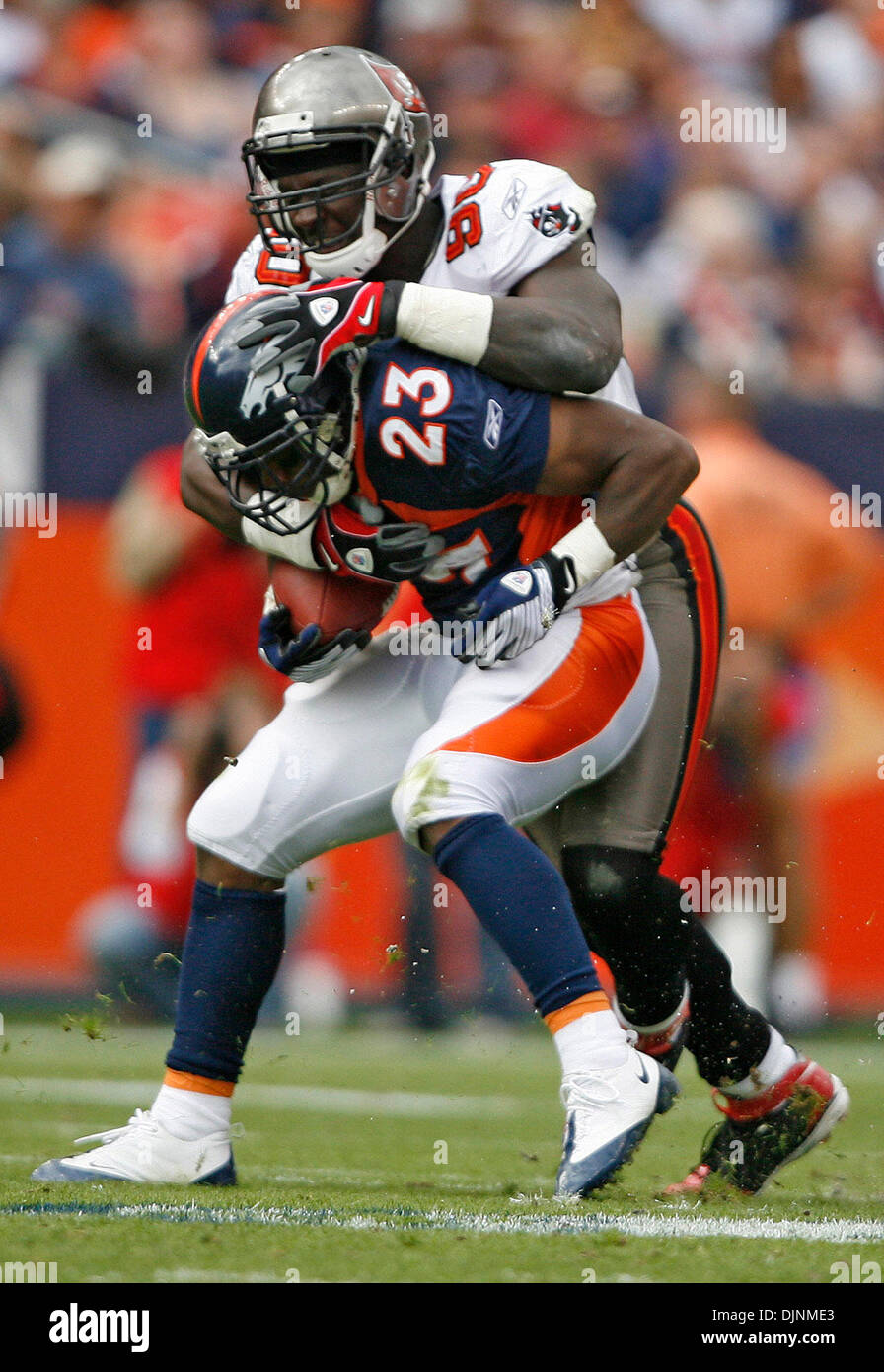 OT 295589 FITT BUCS 31 (10/05/2008 Denver) Bucs defensive end Gaines ...