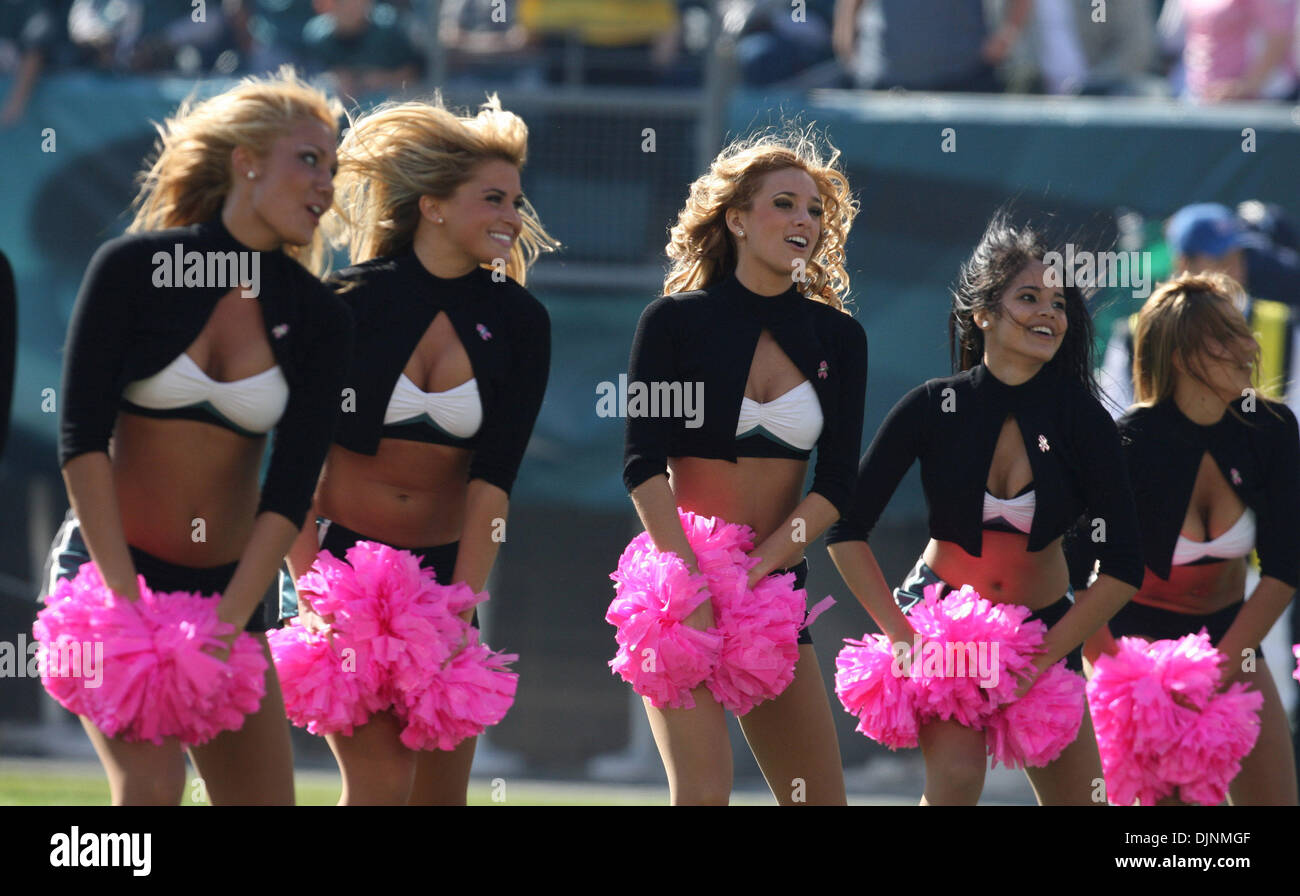 Philadelphia eagles cheerleaders hi-res stock photography and images ...