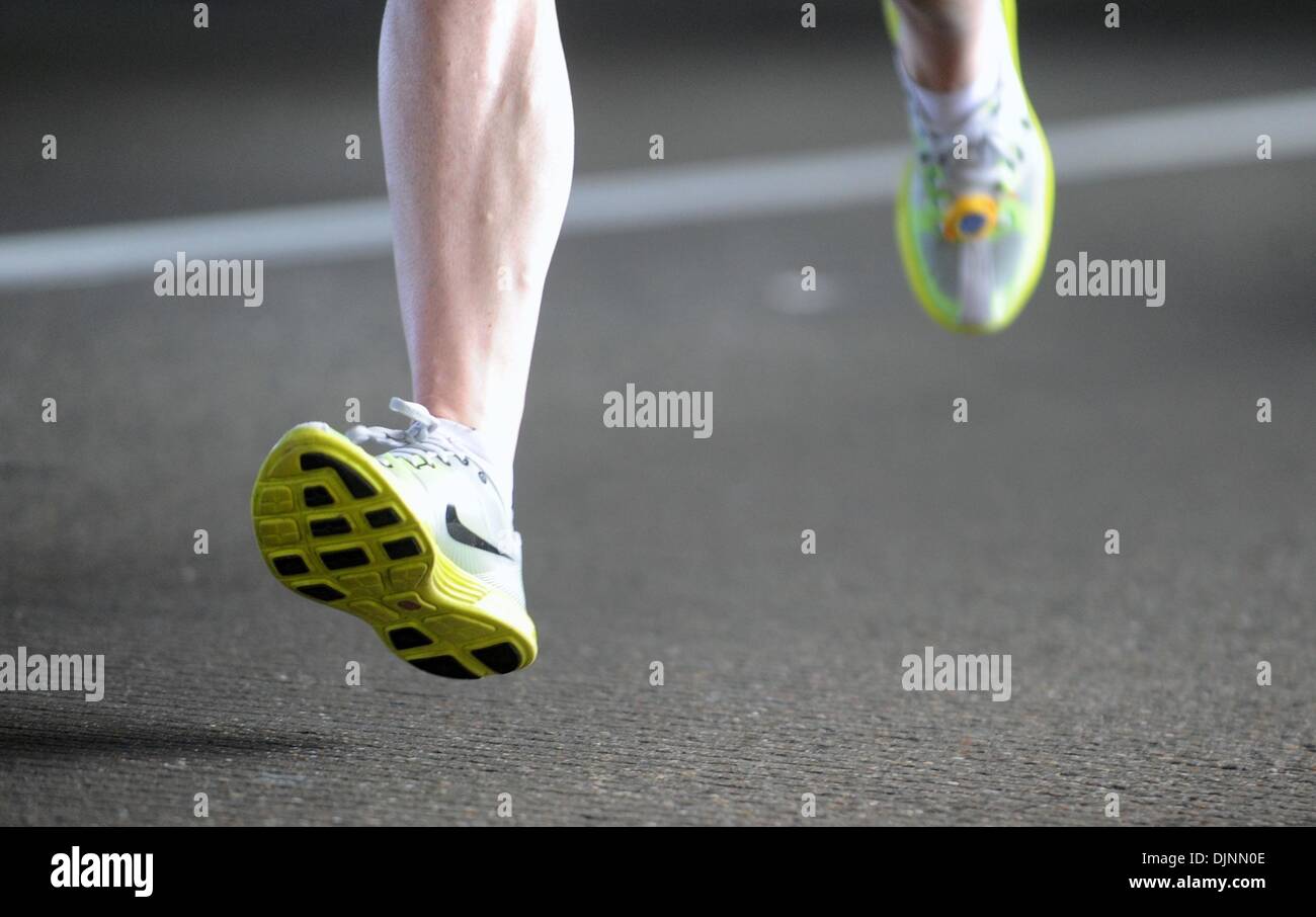 Nov 02, 2008 - Manhattan, New York, USA - Runners hit the pavement on ...