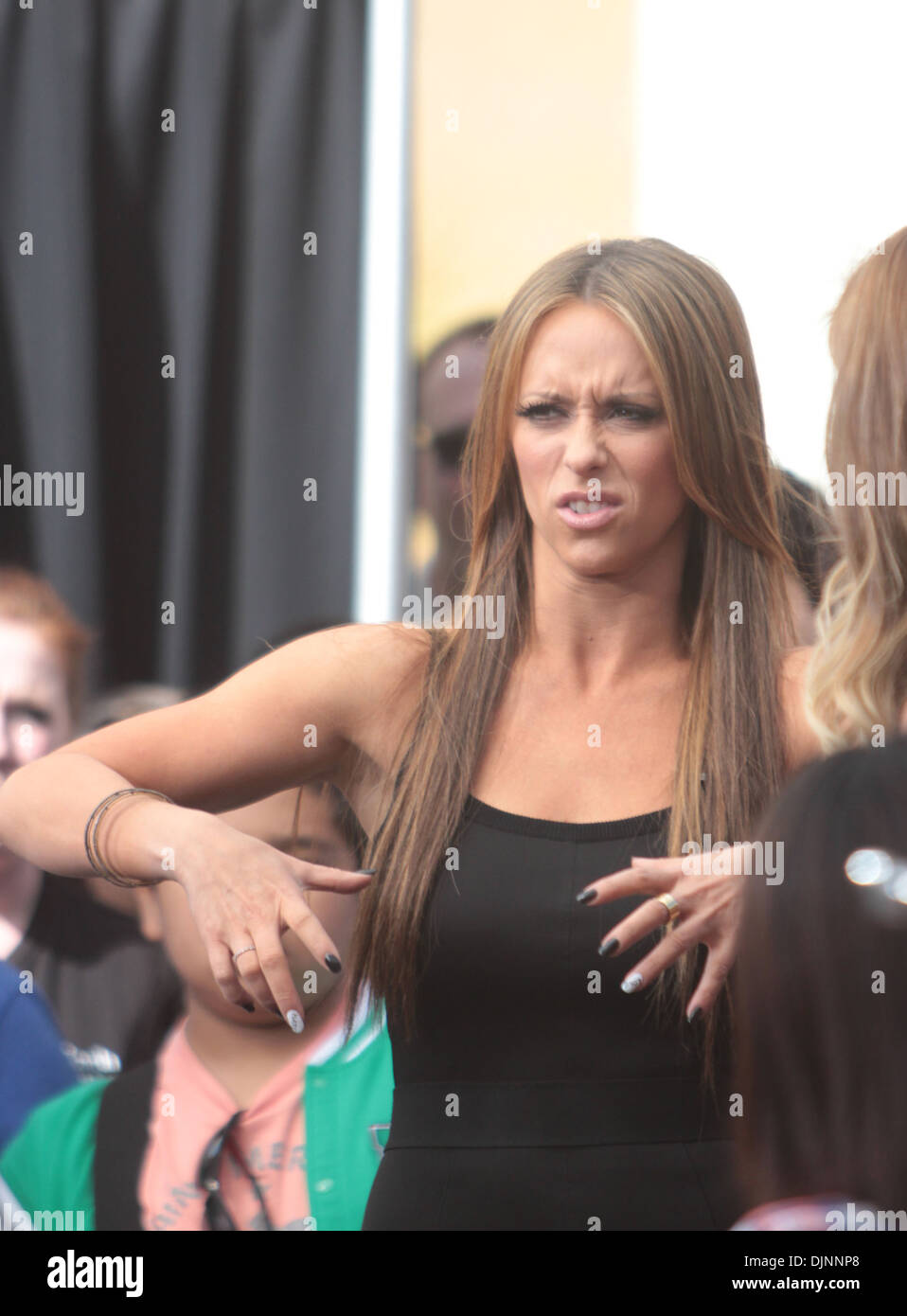 Jennifer Love Hewitt seen at Grove to appear on entertainment news show ...