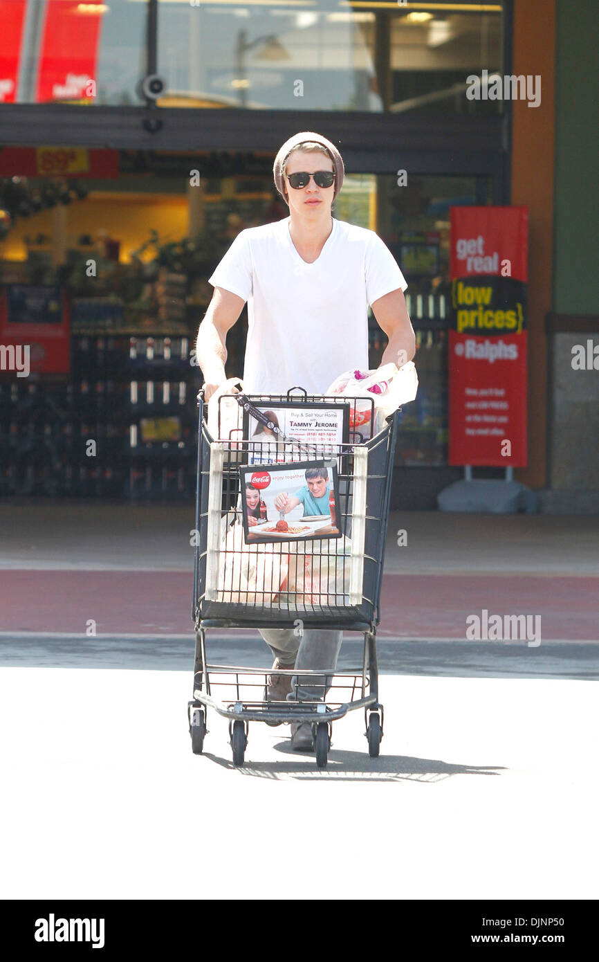 Austin Butler is spotted grocery shopping in Studio City Los Angeles ...