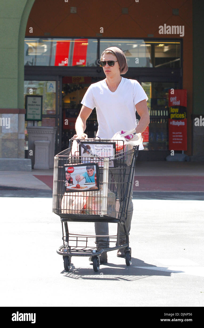 Austin Butler is spotted grocery shopping in Studio City Los Angeles ...