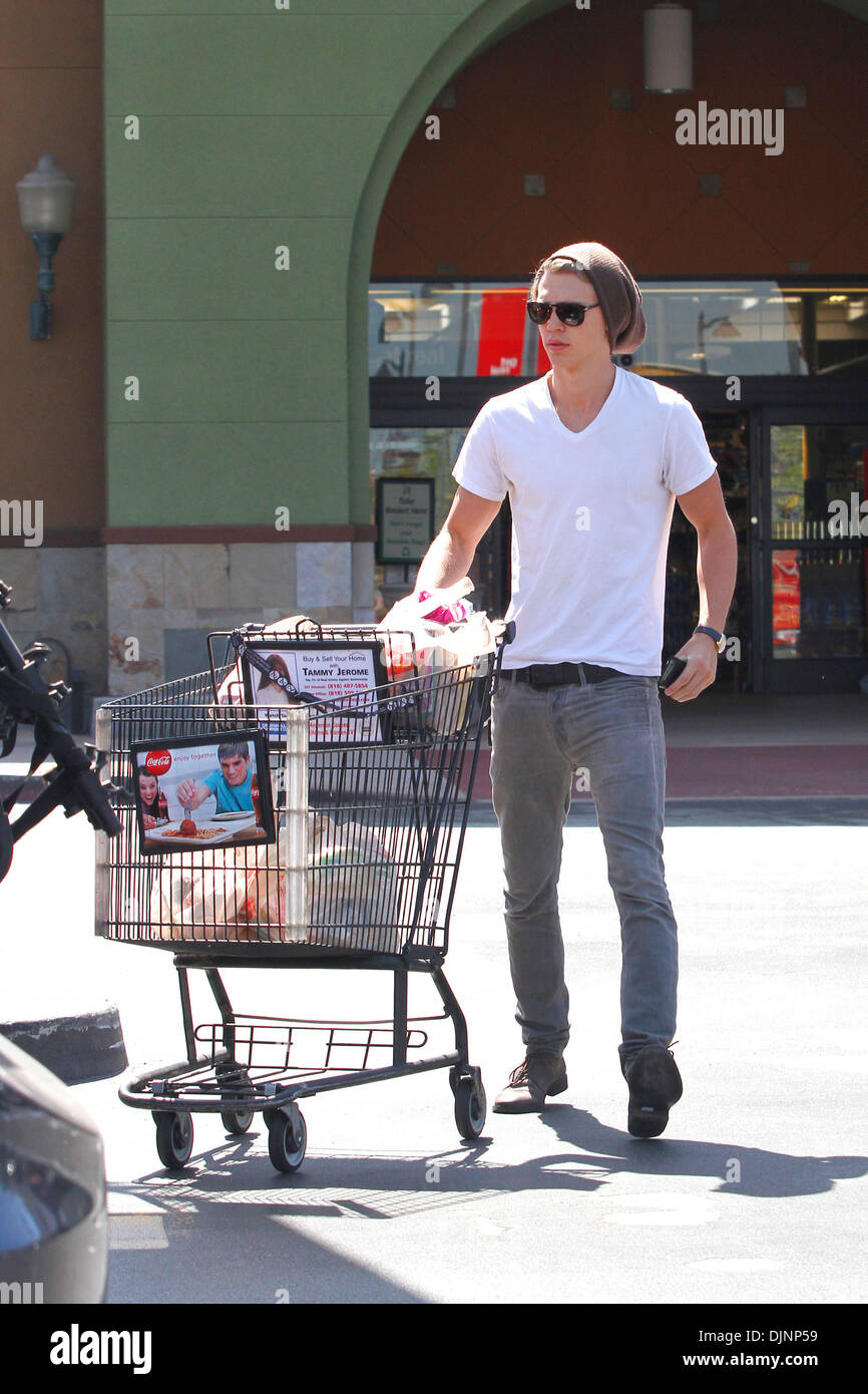 Austin Butler is spotted grocery shopping in Studio City Los Angeles ...