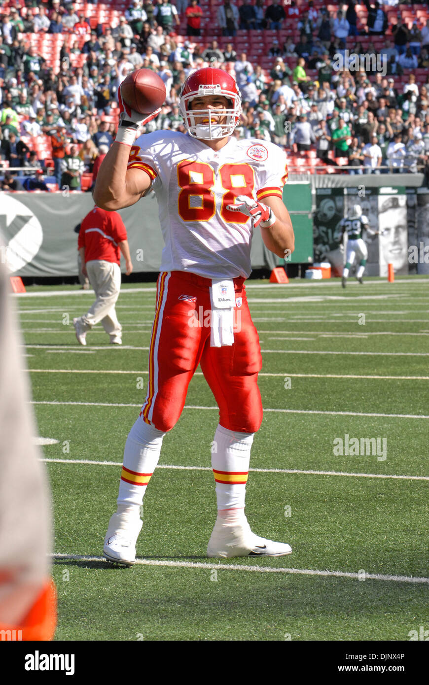 Tony gonzalez kansas city chiefs hi-res stock photography and images ...