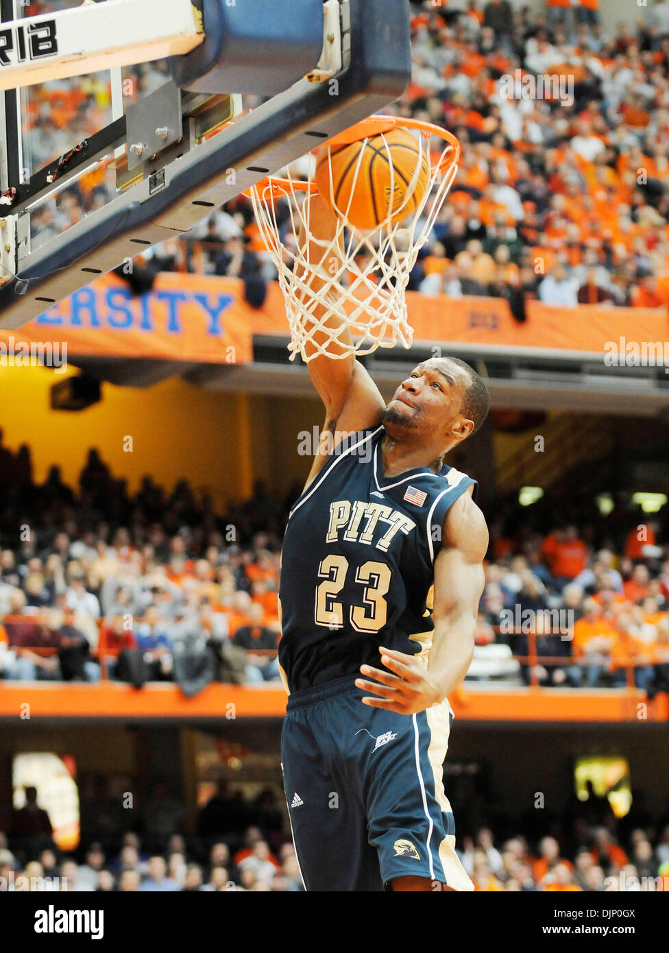 Pittsburgh panthers mens basketball hi-res stock photography and images ...