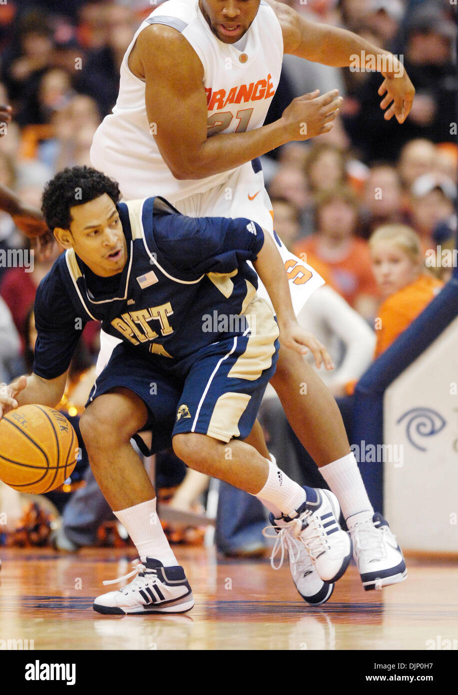 Pittsburgh panthers mens basketball hi-res stock photography and images ...