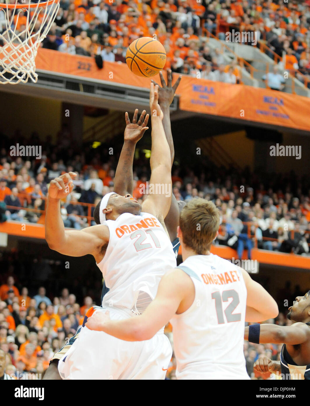 Pittsburgh panthers mens basketball hi-res stock photography and images ...