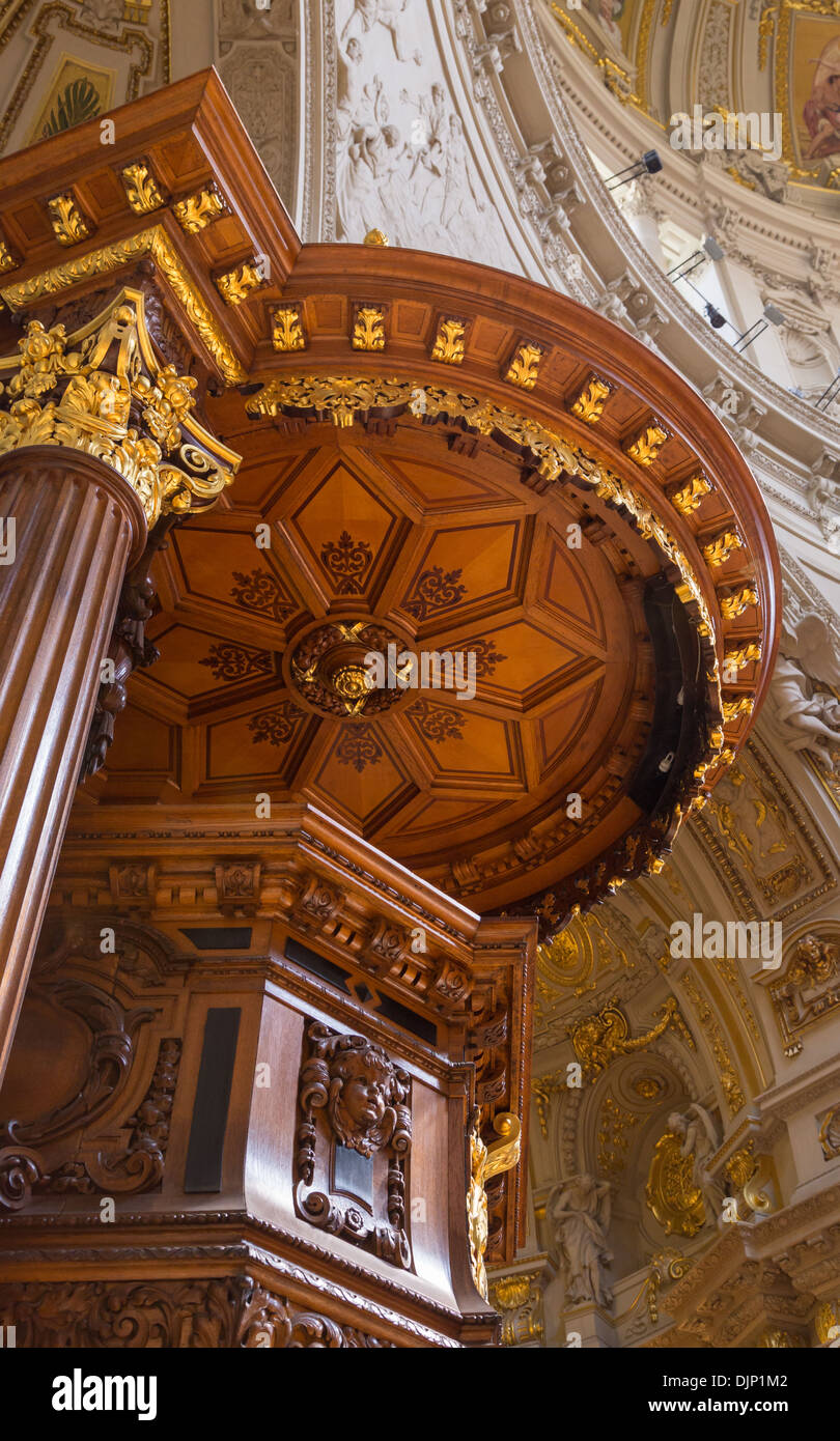 German cross gold hi-res stock photography and images - Alamy