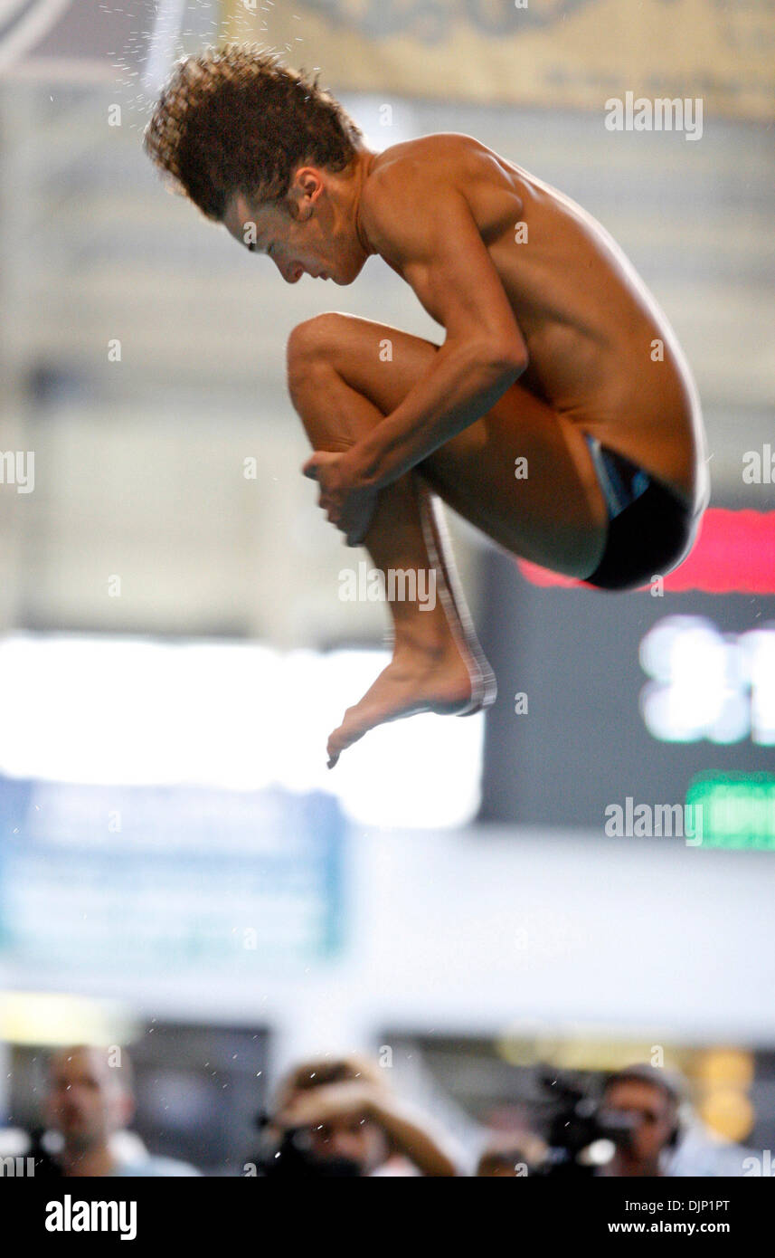 Boys championship diving hi-res stock photography and images - Alamy
