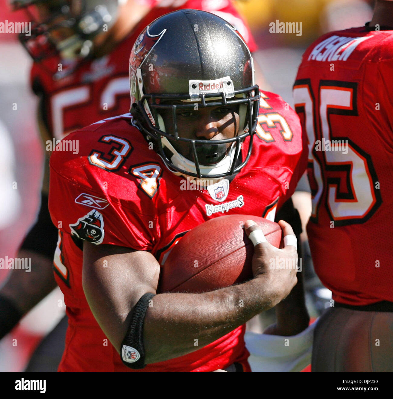TP 297591 FITT bucs 2 (Tampa 11/16/2008)Bucs running back Earnest ...