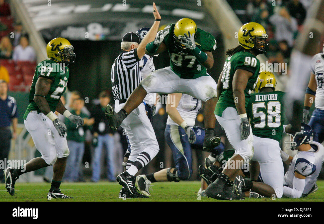 Quarterback sack hi-res stock photography and images - Alamy