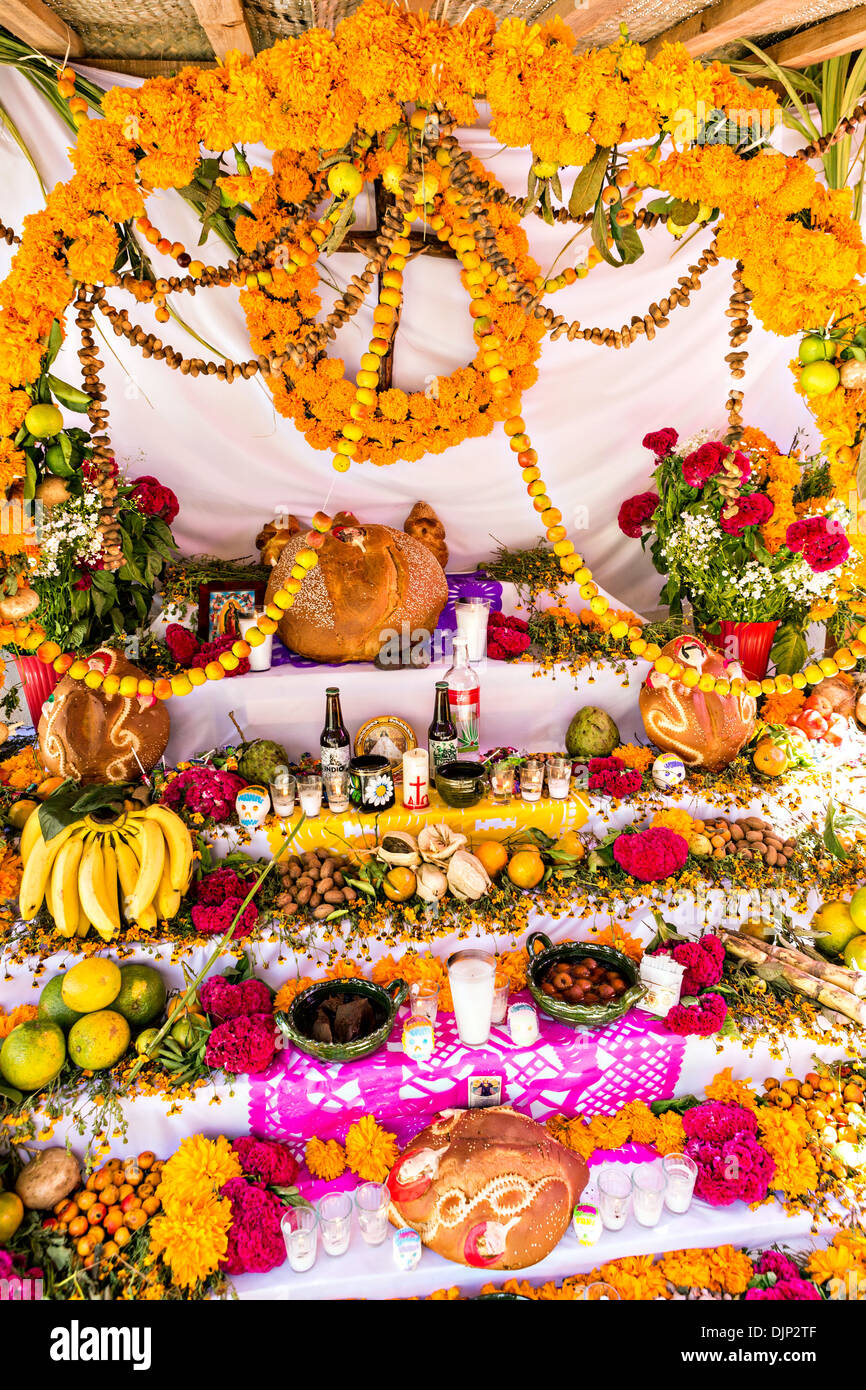 Altar ofrendas food flowers hi-res stock photography and images - Alamy
