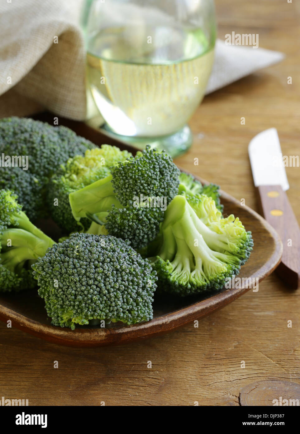 Broccoli head on wooden hi-res stock photography and images - Alamy