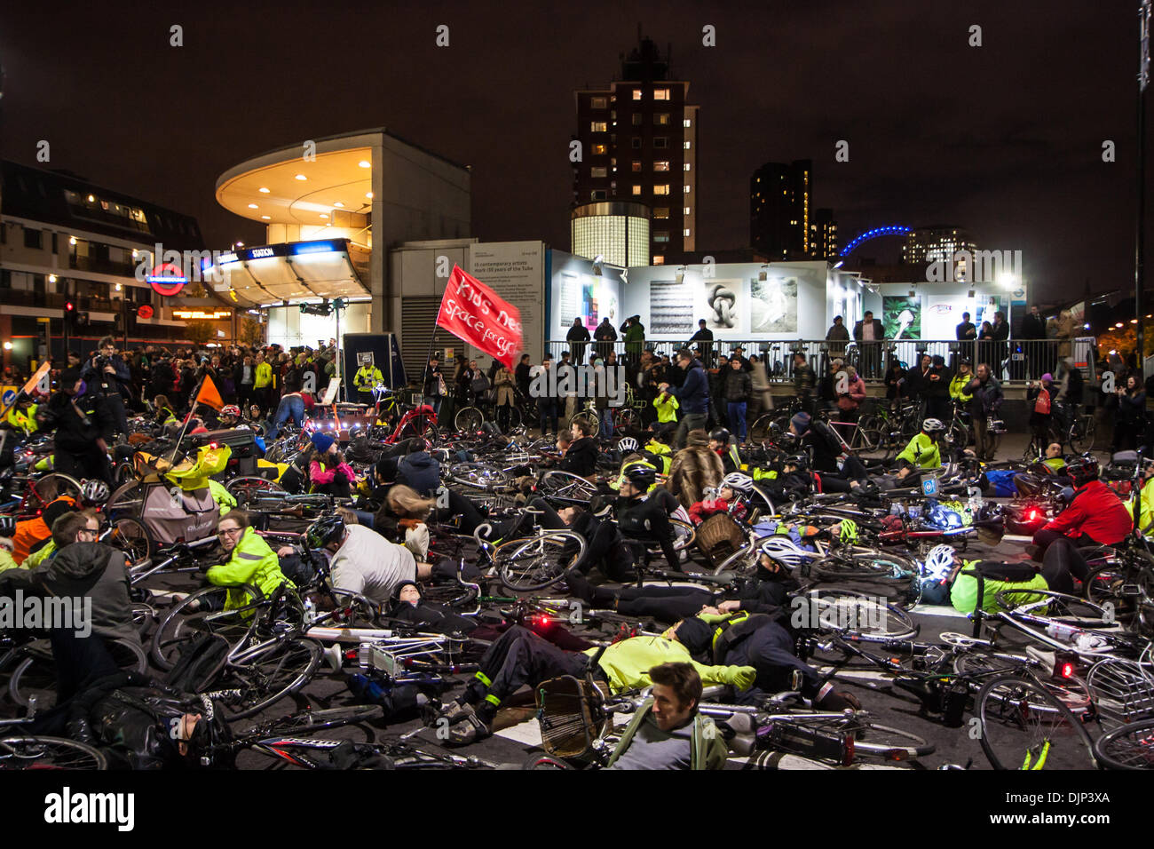 Cycling protesters hi-res stock photography and images - Alamy