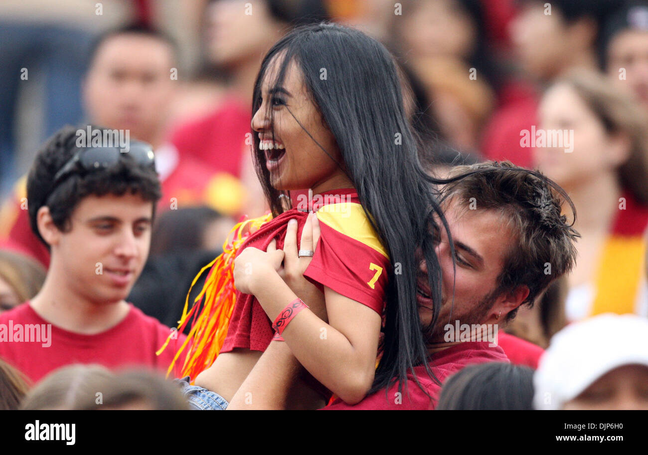 Los angeles memorial coliseum usc fans hi-res stock photography and ...